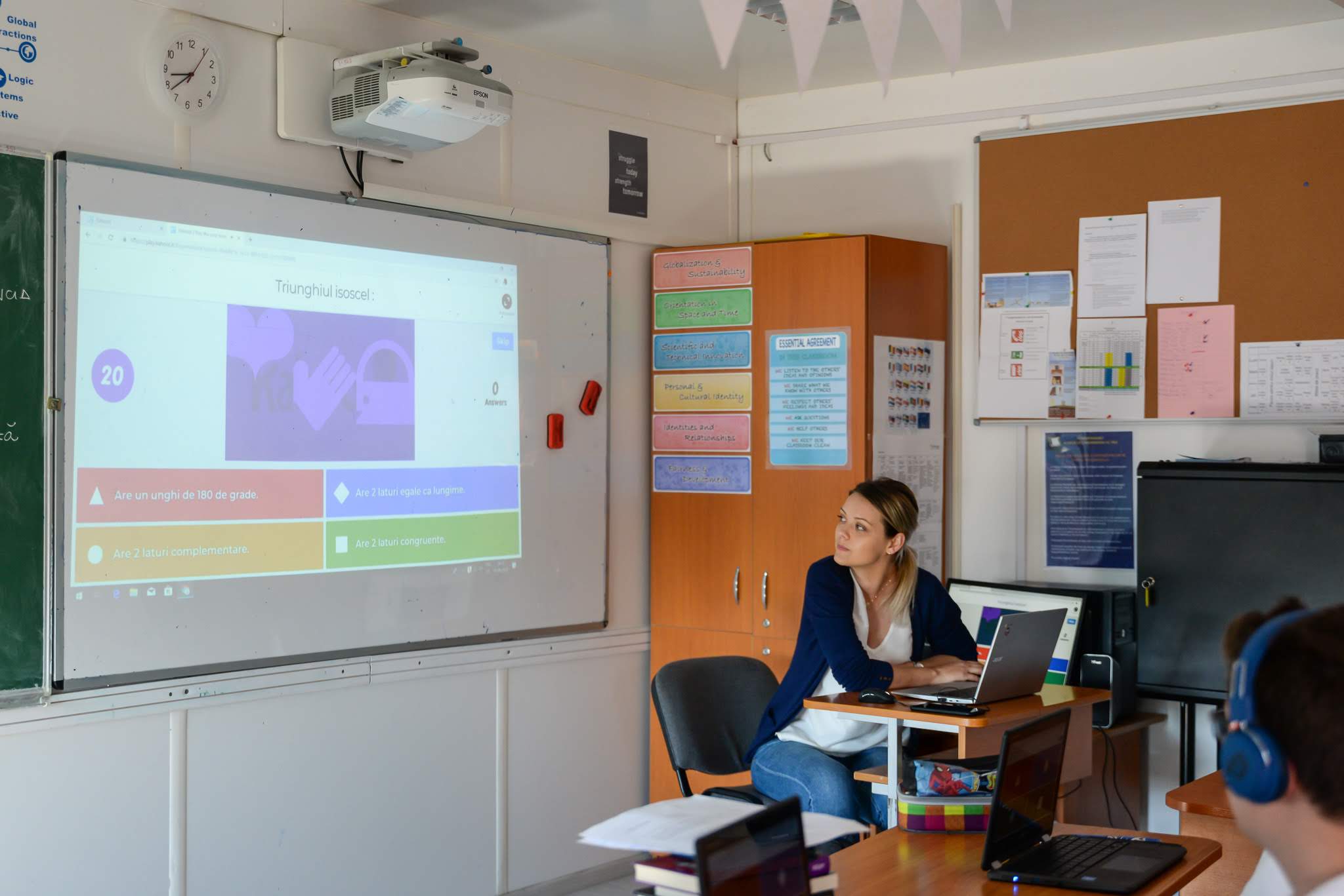 Educația pe timp de criză: Cum se desfășoară lecțiile într-o școală ...